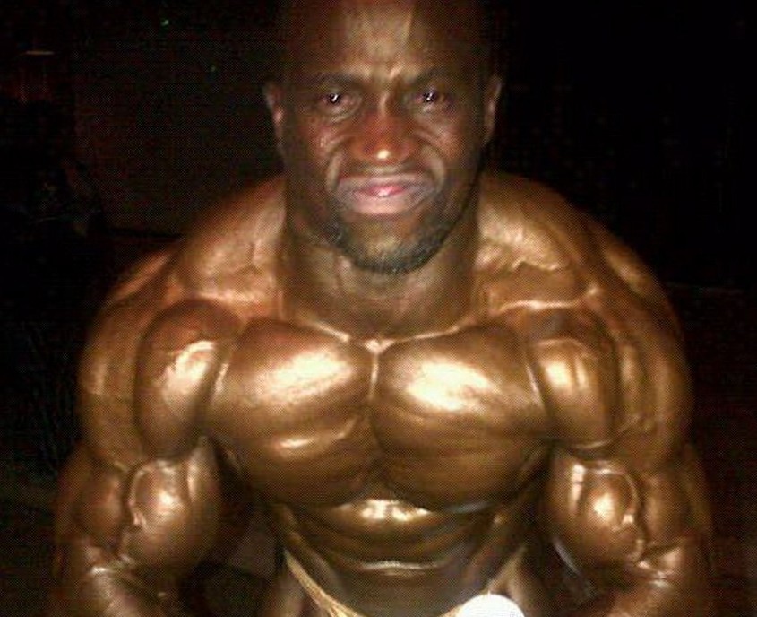 Images du jour : Le show de muscles par le Sud-Africain Vusumzi Njisane ...