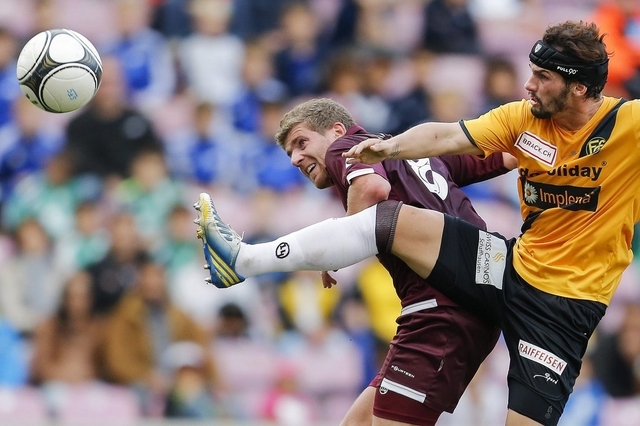 Insolite foot: Ce tacle qui se transforme en but de plus de 70 mètres ...