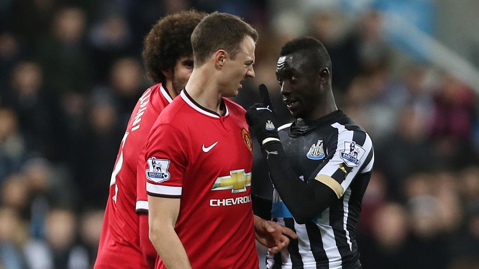 Affaire de crachat : Papiss Cissé et Johny Evans risquent six matchs de ...