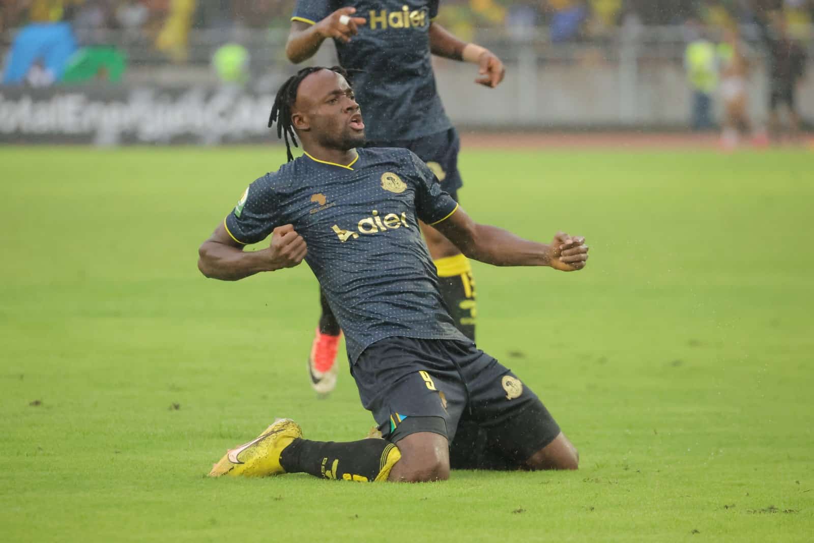 Fiston Kalala Mayele fait une promesse aux Young Africans après la ...